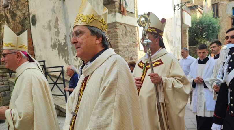 Vallo della Lucania: il Vescovo Vincenzo Calvosa prende il posto di ...