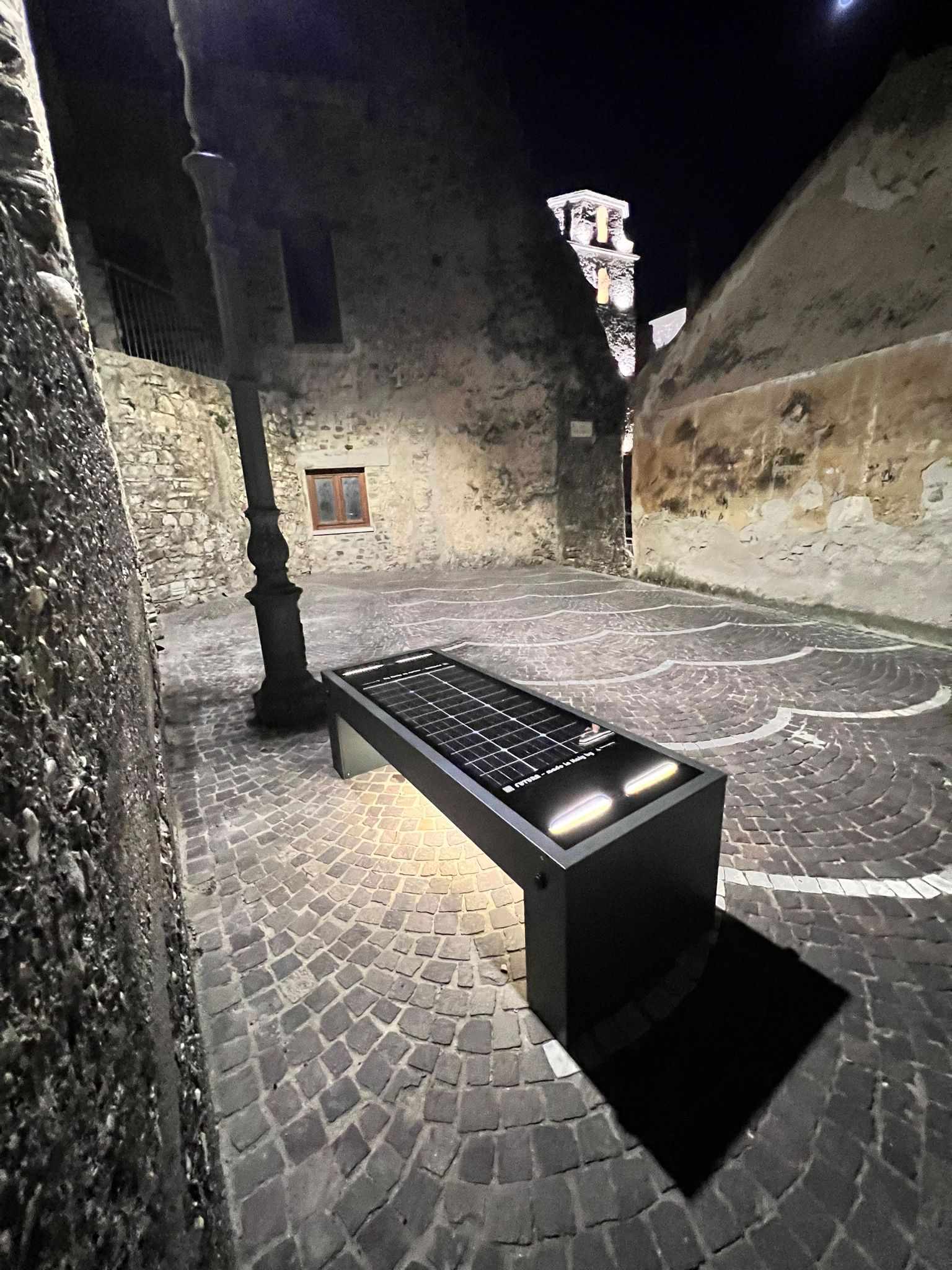 A Serre installate 3 "panchine smart": ecco cosa sono le panchine ...