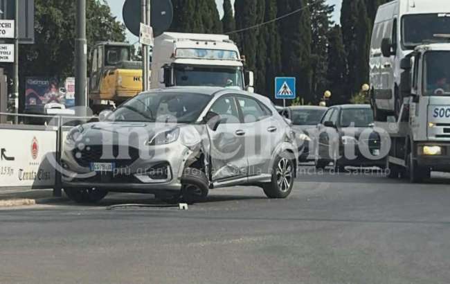 Incidente a Santa Cecilia di Eboli, scontro camion-auto: traffico in ...